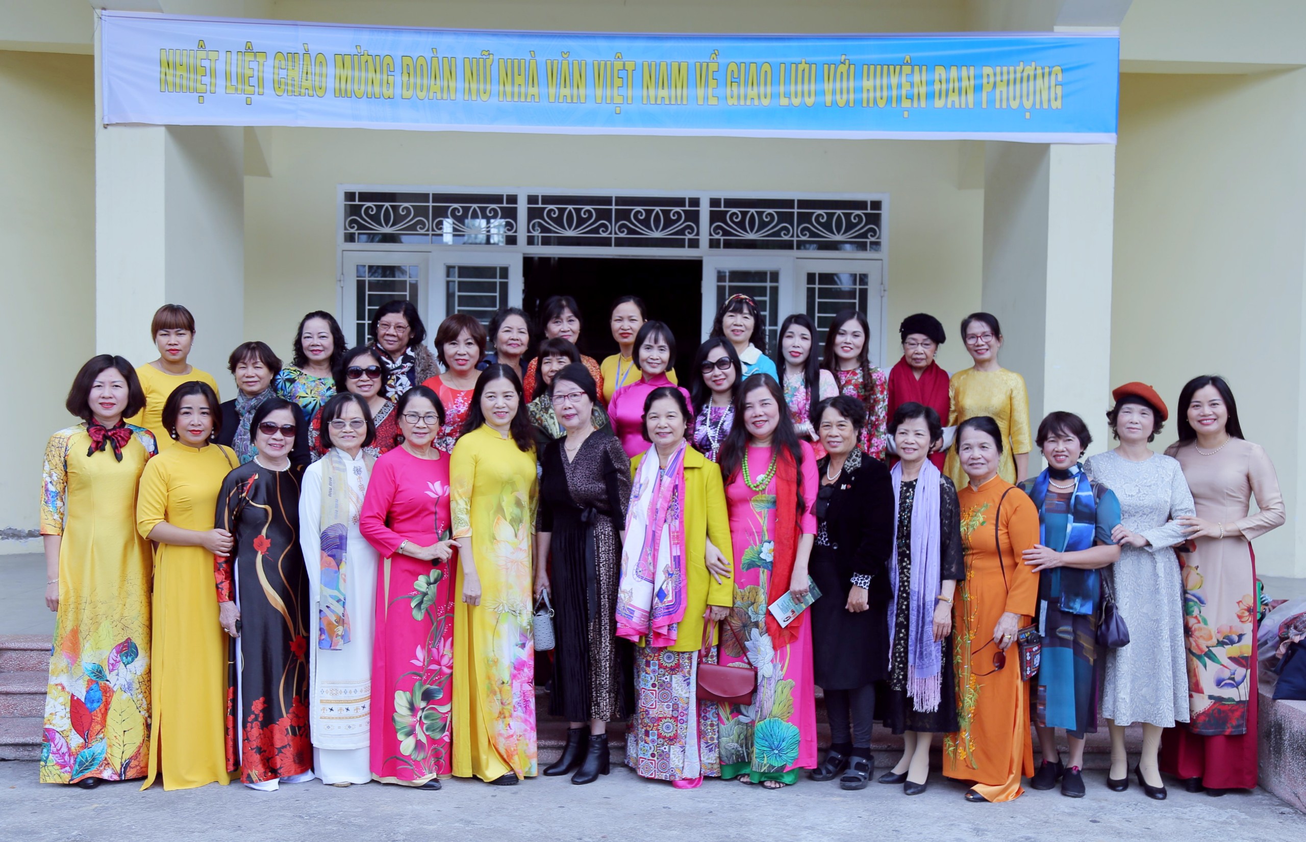 Nhà văn nữ đi ngắn, viết dài